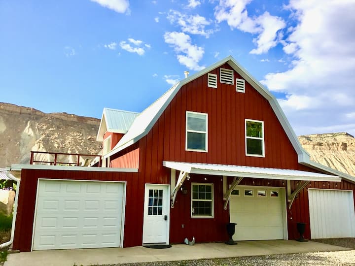 Red Barn Guesthouse W Birdseye View Of Bookcliffs - Palisade, CO