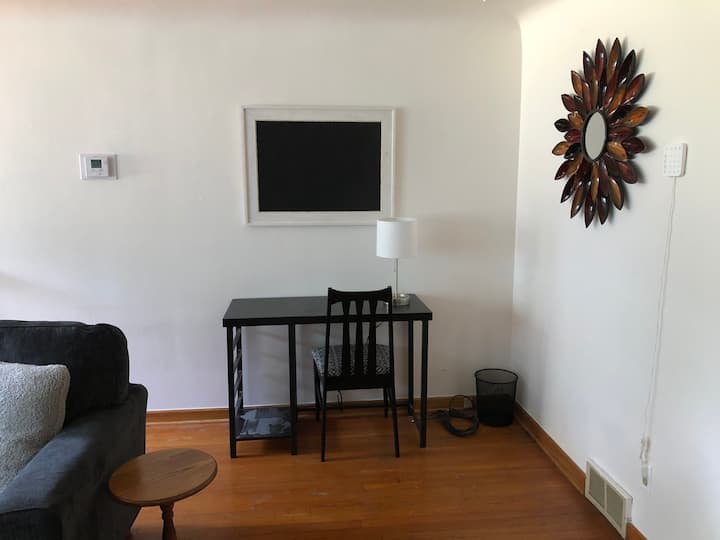 Cheerful 3-bedroom Home With Free Parking - Youngstown, OH