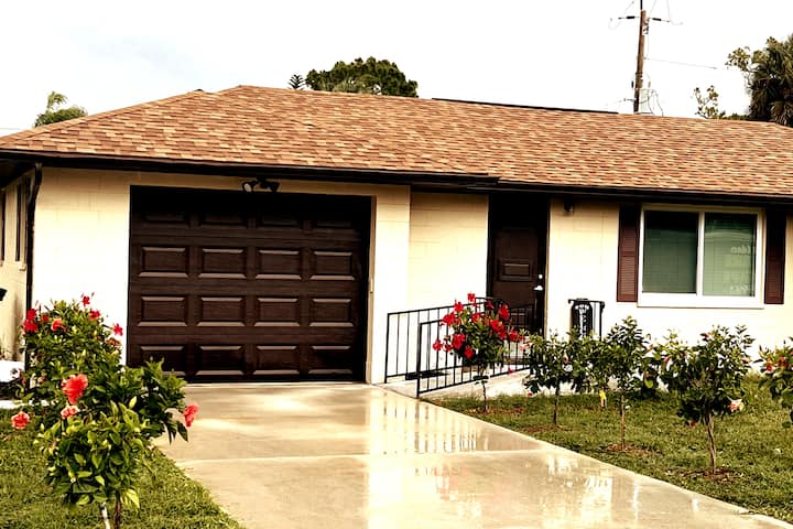 A Cozy Cottage Close To Beach And Downtown - Bonita Springs, FL