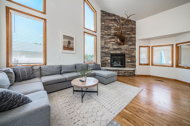 Cheerful Cabin At Golf Course! Fire Pit & Porch - Williams, AZ