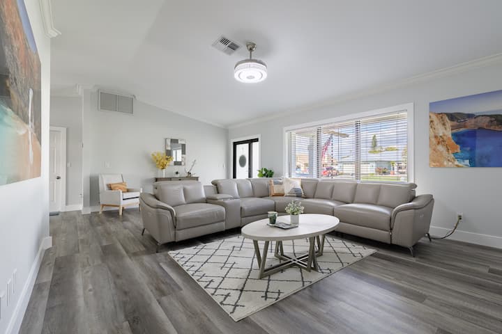 Canalfront Home W/pool/bbq/wifi/netflix/huge Yard - Cape Coral, FL