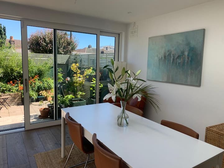 Quiet Quality Home With 2 Bed, 2 Bath & Gardens - Dublin