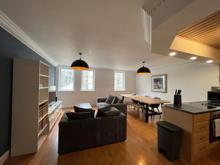 Central 2 Bed Apartment With Parking Garage - 