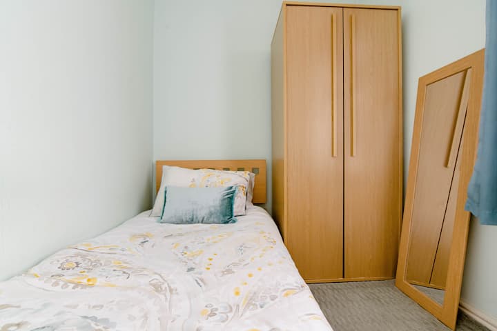 Single Room To Let In Clean House - London, UK