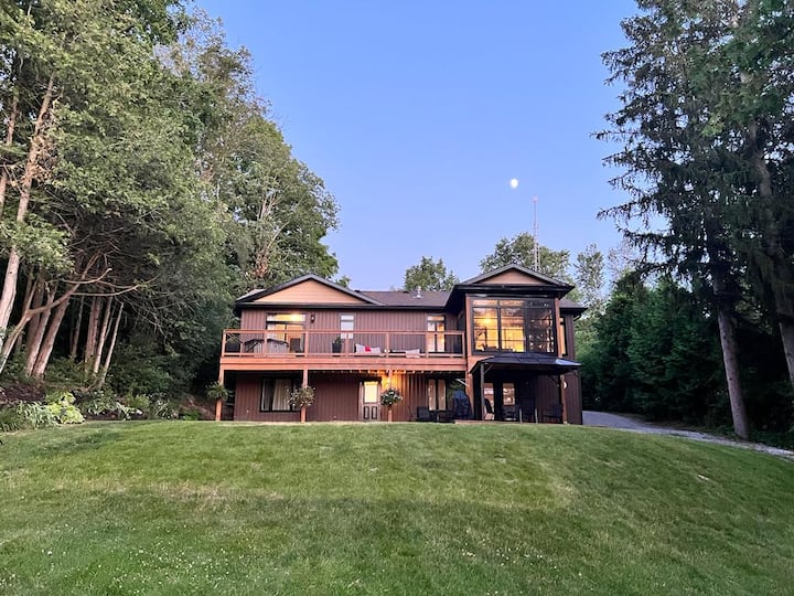Cozy & Spacious  4 Bedroom Waterfront Cottage. - Kawartha Lakes