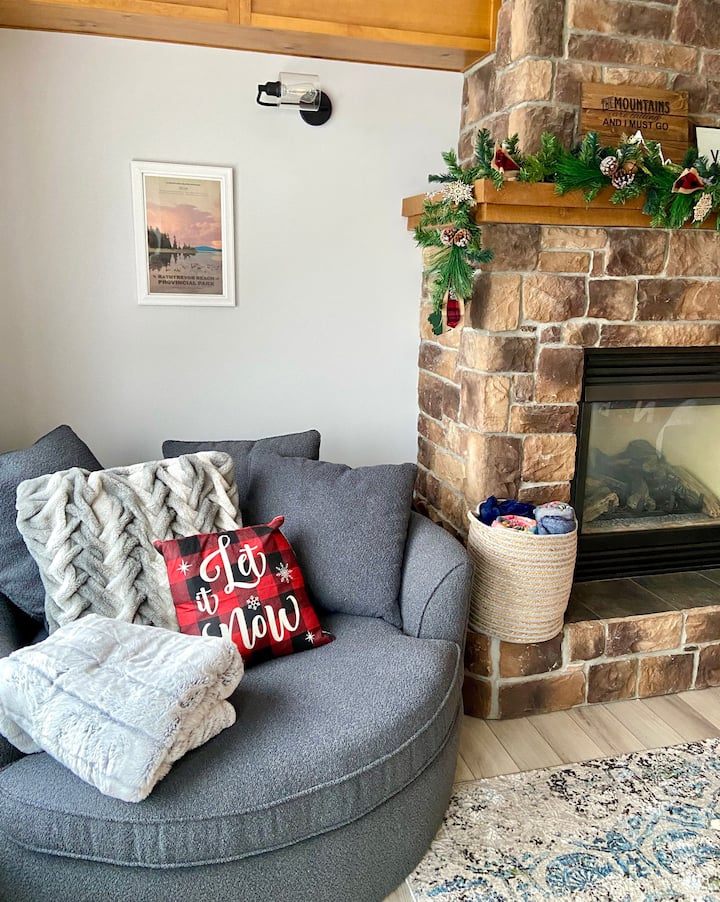 Spacious Big White Chalet With Hot Tub And Views! - Big White Ski Resort, BC