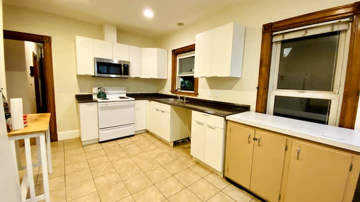 Quiet Corner Room | Walk To Harvard Law & Red Line - Cambridge, MA