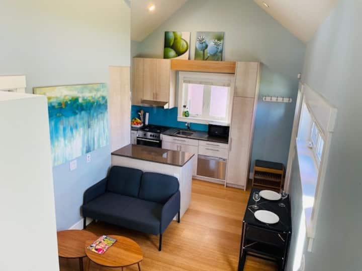 Furnished 1 Bedroom + Loft , 1.5 Bathroom Laneway! - Vancouver