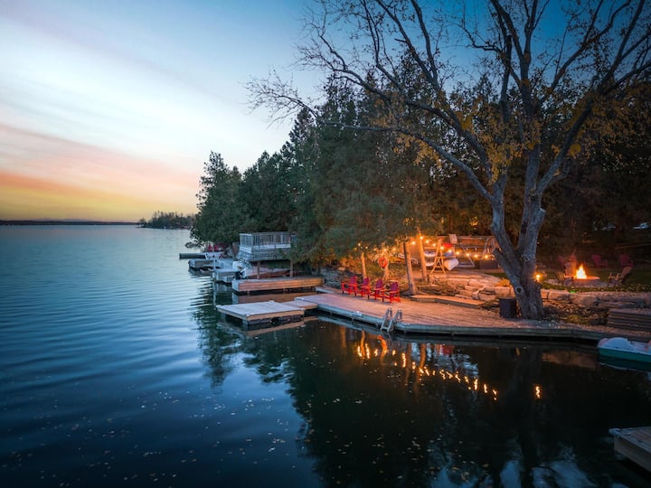 Cozy Four-season Lakefront Cottage With Hot Tub - Kawartha Lakes