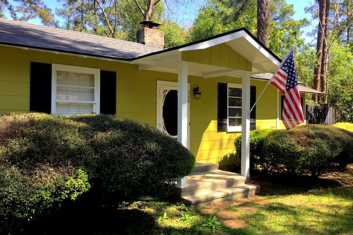 Cheerful 3-bedroom Bungalow In Valdosta, Ga - Valdosta, GA