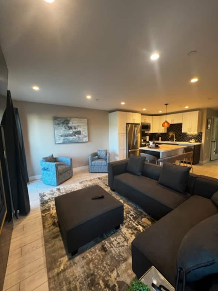 New Phenomenal Remodeled Unit Steps To Downtown - Truckee, CA