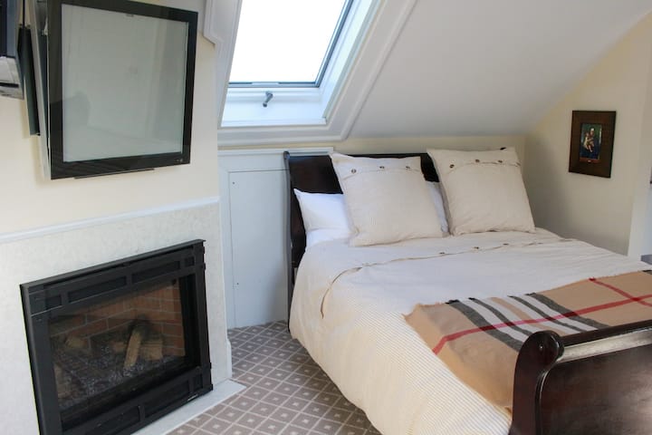 Farmhouse Elegance: Historic Inn Retreat - 301 - Columbia, MD