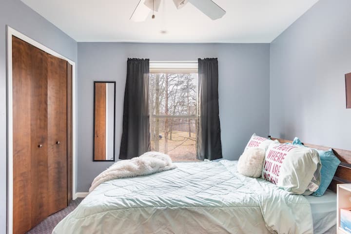 Room4 Corner Queen Bedroom In Our Family Home - Howell, MI