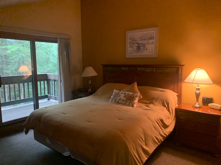 3 Bedroom Condo Plus Loft, Sleeps 10 - North Conway, NH