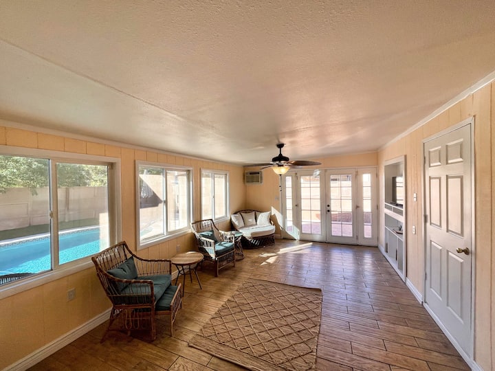 Calm, Relaxing, Cozy 3 Bd. House W Sun Room & Pool - Mesa, AZ