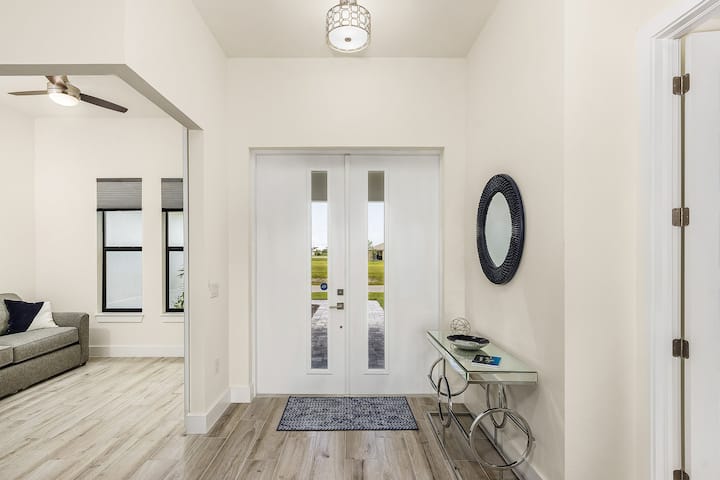 Waterfront Villa Coastal Breeze  Heated Pool & Spa - Cape Coral, FL