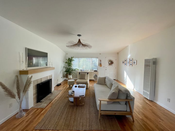 Sun-filled Beach Bungalow - Capitola, CA