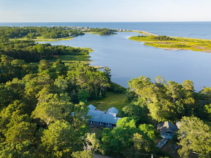 Martha's Vineyard Waterfront Retreat - Oak Bluffs, MA