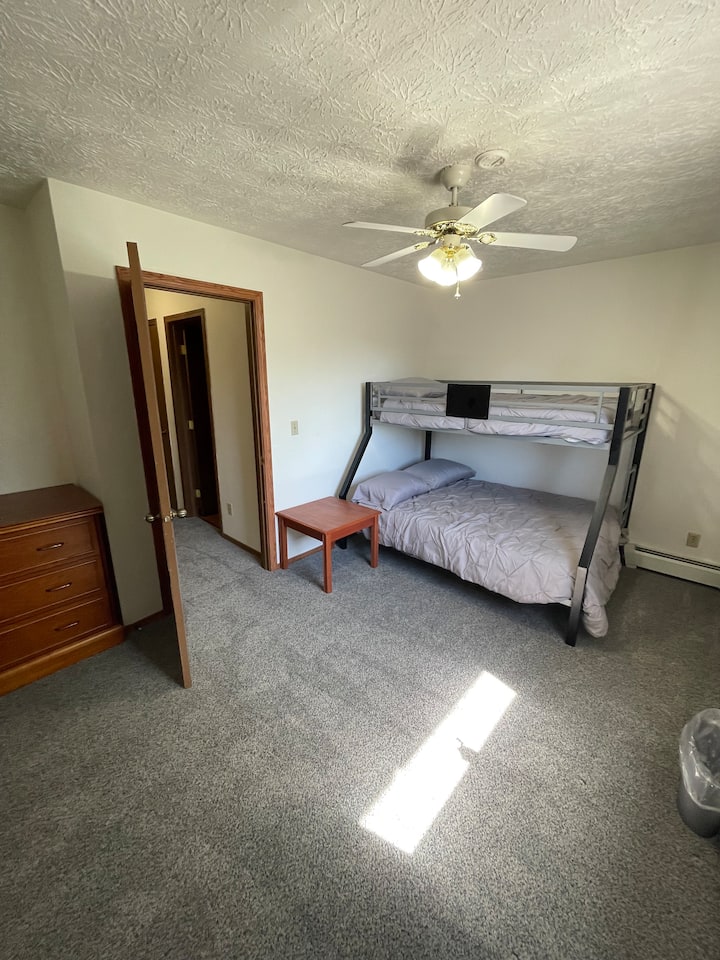 Cheerful 2-bedroom Home W/free Parking On Premises - Anchorage, AK