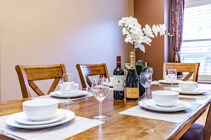Accessible Luxury, Heated Garage, A/c, Bar, Games - Alberta