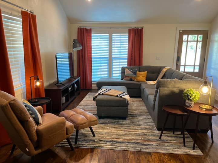 Modern Warm Bungalow Near Bishop Arts! - Dallas, TX