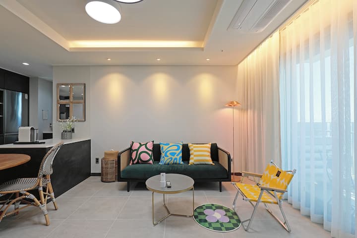 [Elmomento Osiria]#기장#롯데월드#24평신축레지던스#퀸2#시몬스#3-1204 - Busan