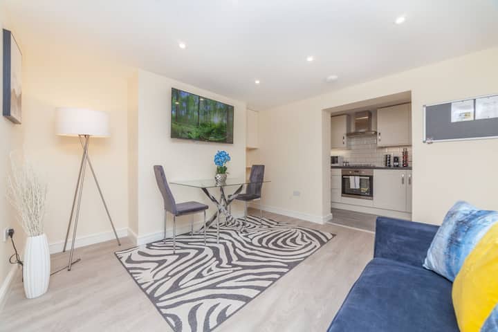 Modern London 1 Bed Apartment, Own Garden! - Bromley