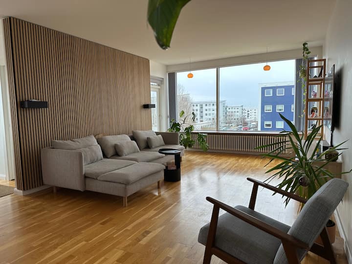 Modern, Roomy And Scenic Apartment - Reykjavík