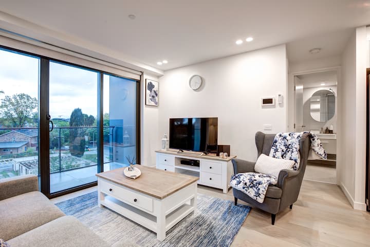 The Hamptons | Coastal Luxe Dual Suite + Pool - Canberra