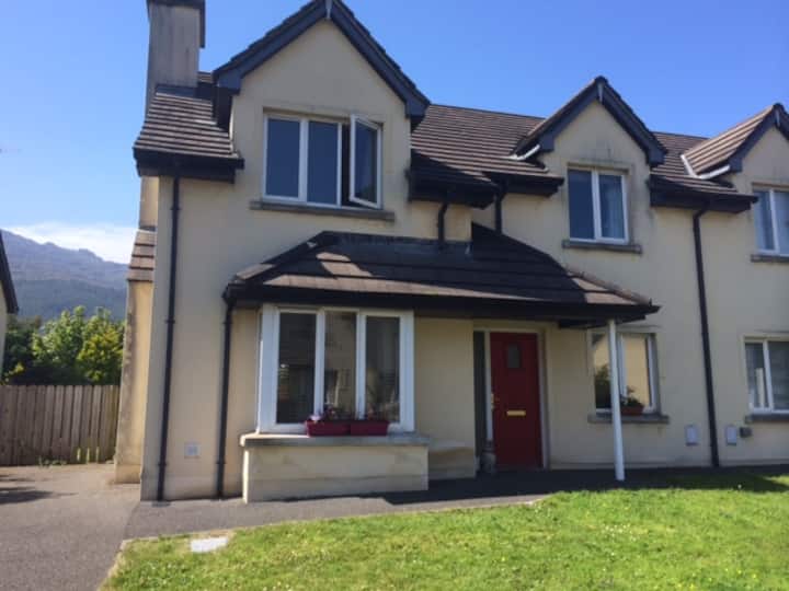 Cheerful 5 Bedroom Home With Private Picnic Garden - Carlingford