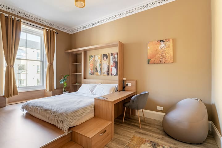 Walk Everywhere • Edinburgh City Flat For Couples - Leith