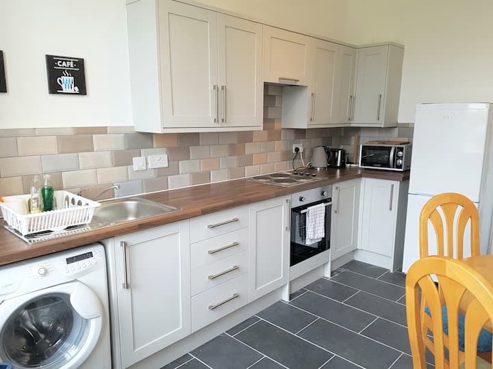 Spacious 2-bed Flat Near Clydebank Shopping Centre - Paisley