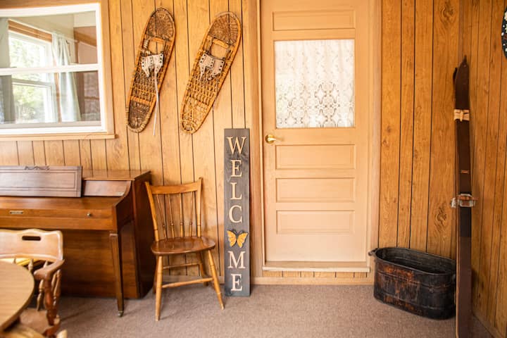 The Retro Retreat ~Dog Friendly With Large Yard - Jericho Mountain State Park, Berlin