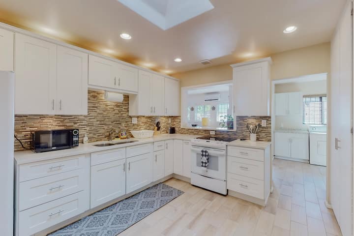 Blossom Home! Spacious For Larger Groups! - Albuquerque, NM