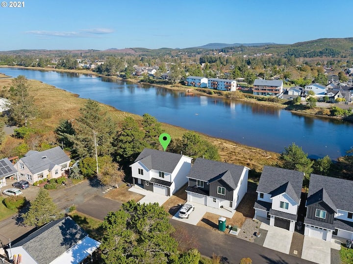 Home On Necanicum River, 2 Blks To Beach, Hot Tub - Seaside