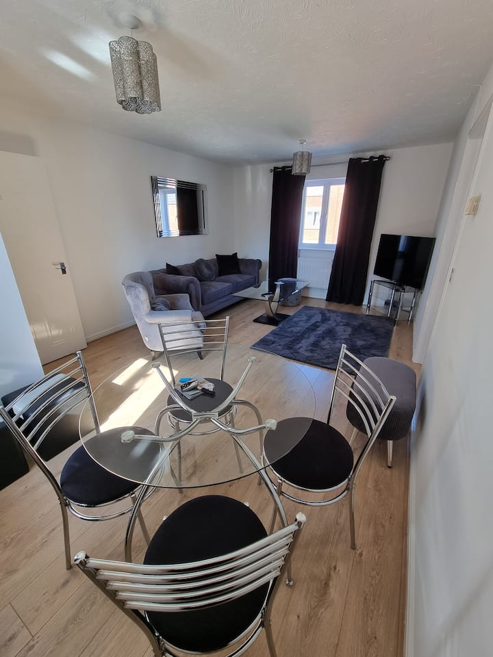 Lovely 2 Bedroom  Apartment With Wifi & Parking - Bridgwater