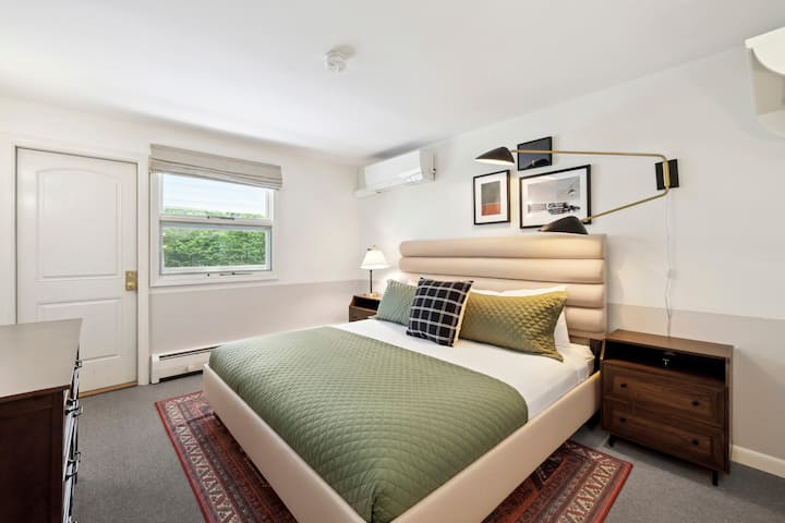 Standard King At Boutique Hotel In Vermont - Mount Snow, VT