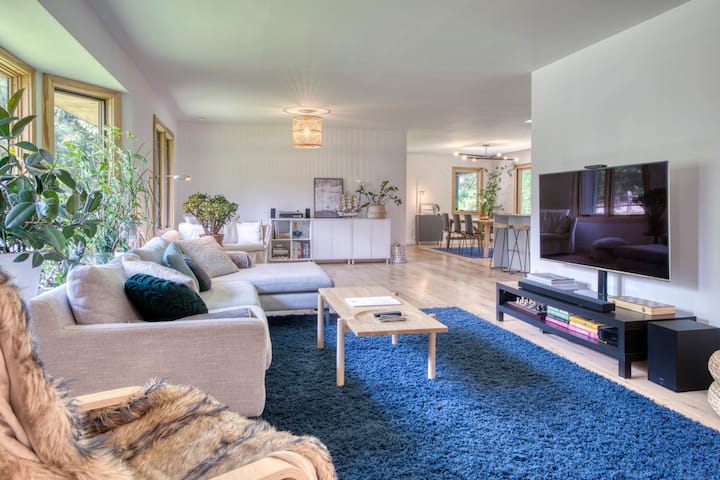 Mid Century Ranch, By The Beach! - Sag Harbor, NY