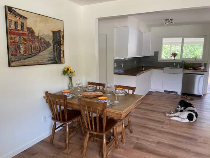 Cheerful Pet Friendly 4 Bedroom Home Free Parking - Kelowna