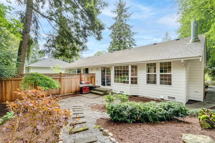 Stylish Home Near Kirkland, Redmond & Bellevue - Redmond, WA
