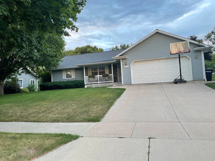 Comfortable Two Bedroom Stay, Close To Eaa. - Oshkosh, WI