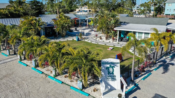 Entire Resort! Sleeps Up To 36 Seaturtle Bungalows - St. Pete Beach, FL