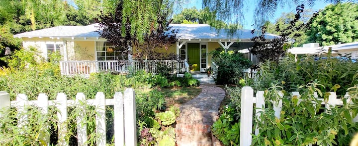 The Woodland Hills Cottage - Calabasas, CA