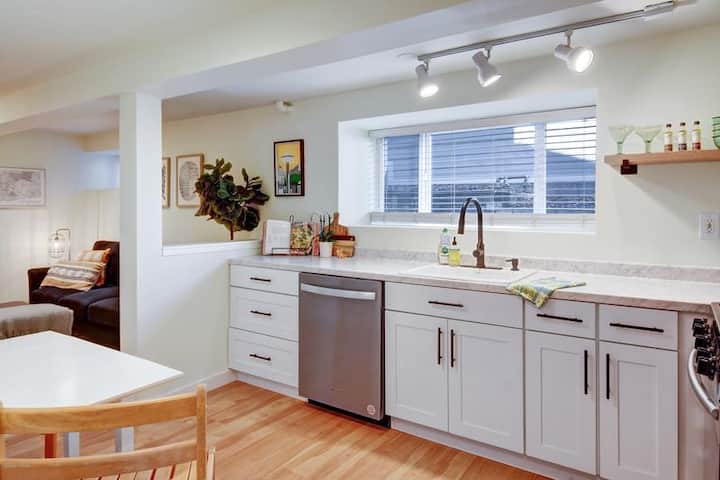 Seattle Center Steps: Prime Location! - Seattle, WA