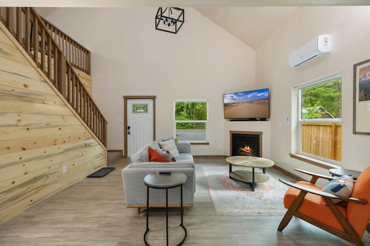 Mount Rainier 3 Bedroom Modern Cabin With Hot Tub - Ashford, WA