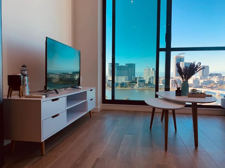 Waterfront New 2br On Top Of Marina Square Centre! - Gordon