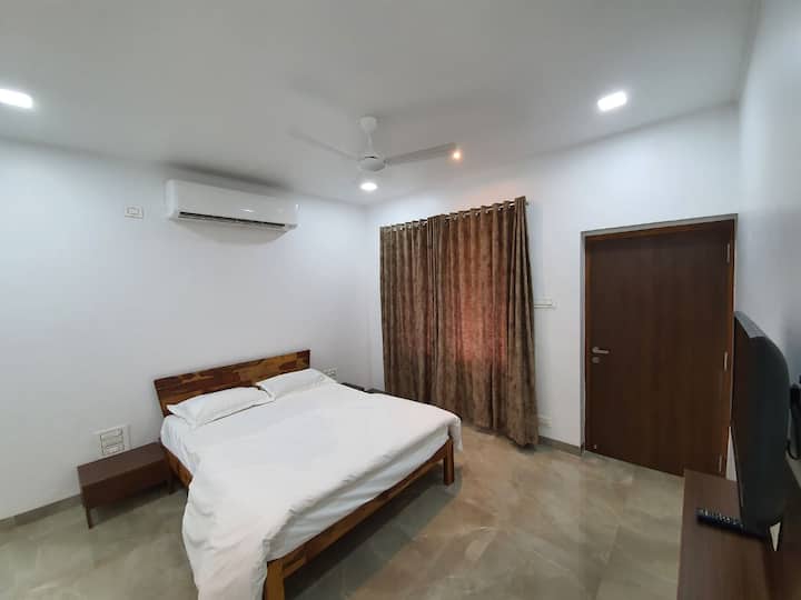 Queen Room At Luxury Resort With Pool | Rivanta - Chiplun