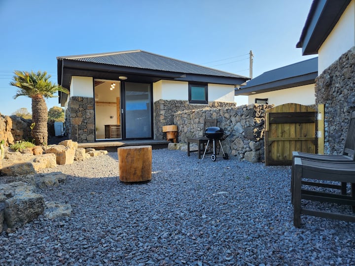 *바당조끄띠-밖거리*단독마당*바베큐*오션뷰*멋진일몰*김녕성세기해변(차로3분)*2인숙소 - Jeju