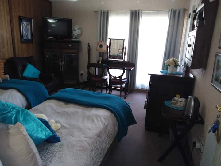 2 Bed And Bathroom In Established Guesthouse - Carletonville