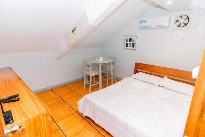 Charming 3 Bedroom Boutique, Bathtub, 180sq.meters - Quezon City